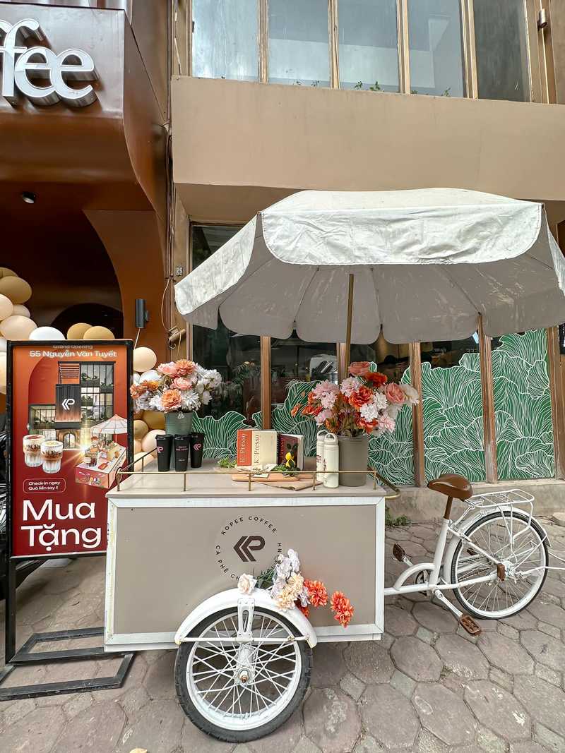 KOPee Coffee - quán cà phê tone màu nâu be kết hợp cây xanh