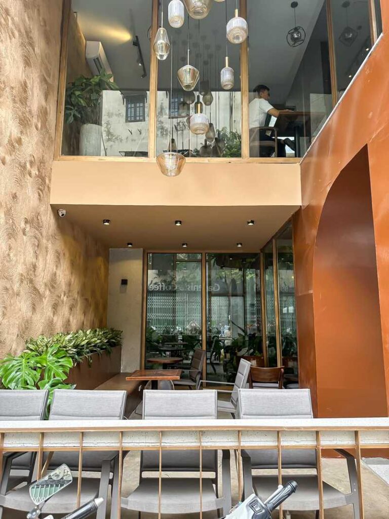 KOPee Coffee - quán cà phê tone màu nâu be kết hợp cây xanh